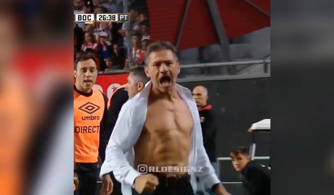 La imagen del día: Técnico enfurece y se quita la camisa
