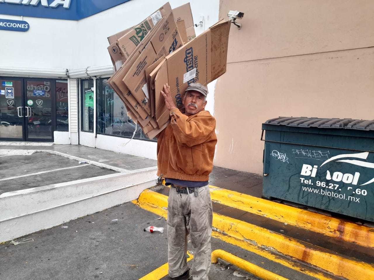 Soporta frío para recolectar cartón y llevar comida a casa
