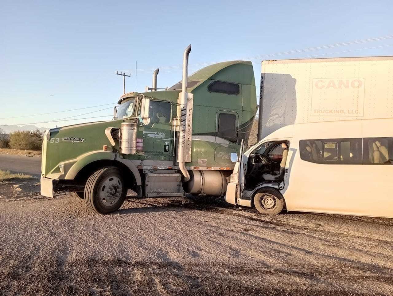 Choque entre tráiler y camioneta tipo Van deja 7 lesionados