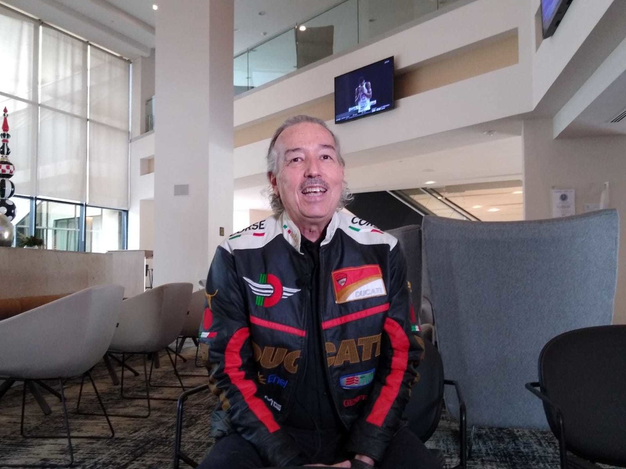 Narra empresario lo que sintió al regalar su chamara a AMLO