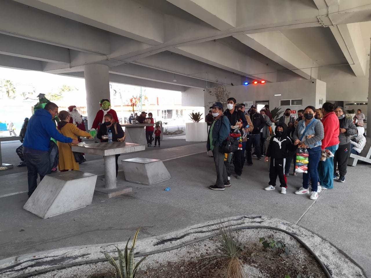 Entregan ministeriales comida a familiares de pacientes