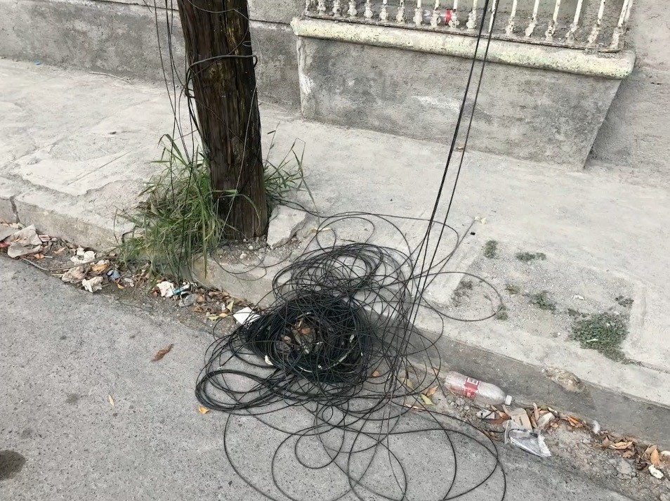 Reportan vecinos más de dos semanas con cables tirados