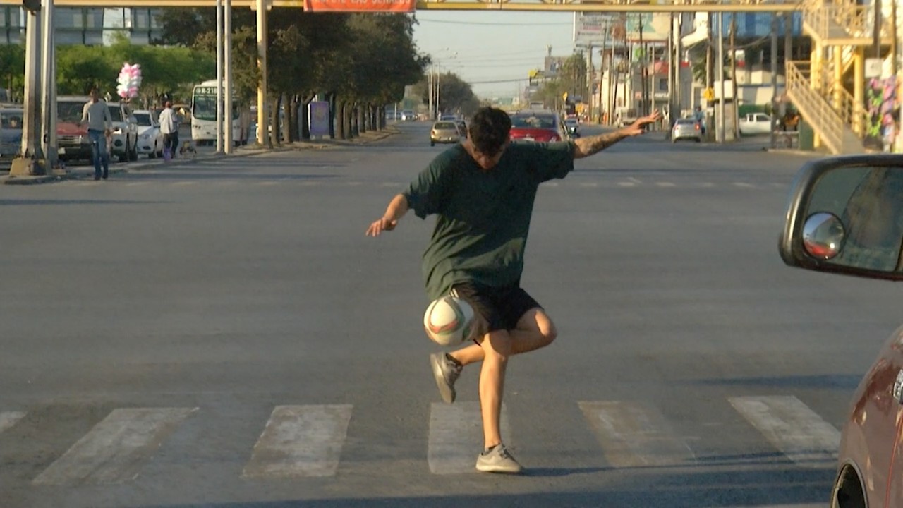 Con pasión y un balón, domina las calles haciendo freestyle