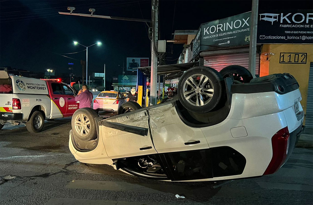 Choque volcadura deja dos lesionados en Monterrey