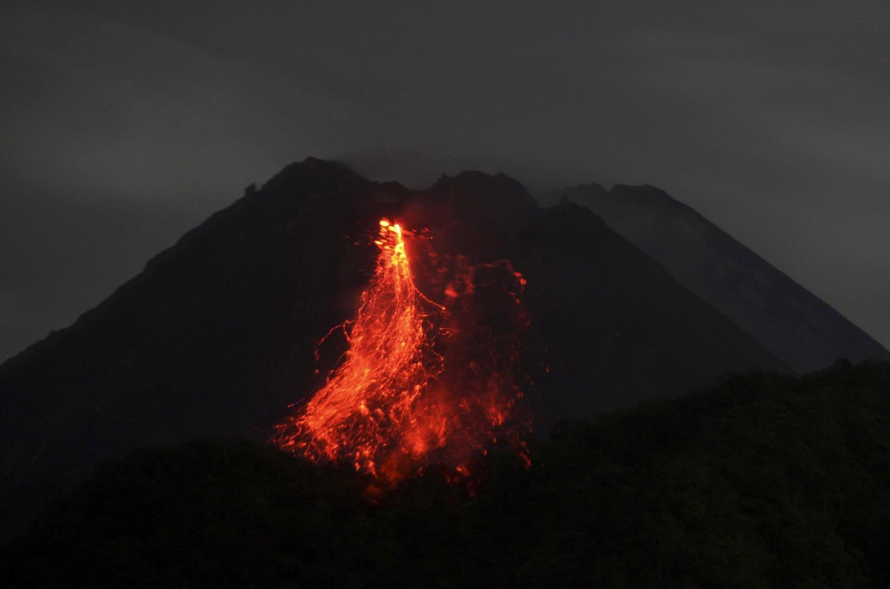 El volcán indonesio Merapi entra en erupción y arroja lava