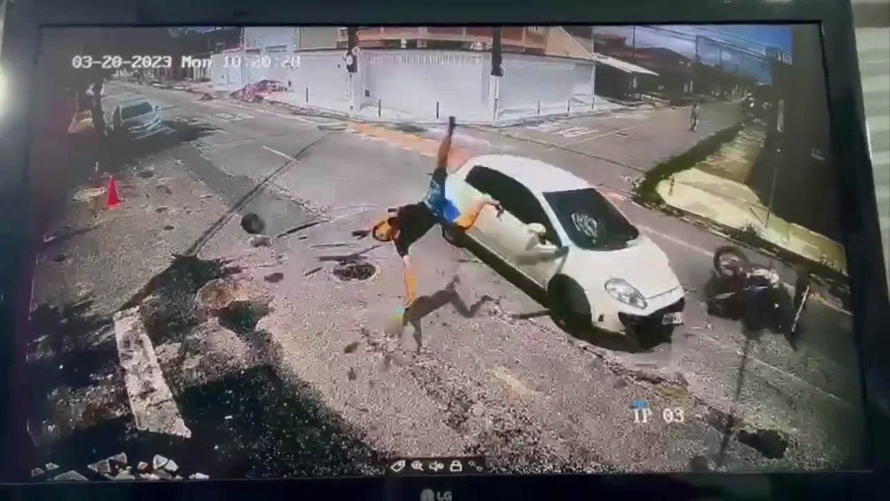 Choca moto y vuela por los aires al intentar huir de policía