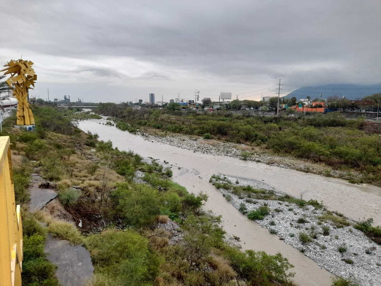 Crece afluente del Río Santa Catarina tras chubascos