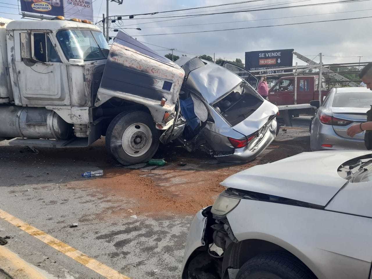 Choque Entre Tráiler Y Auto Deja Una Mujer Sin Vida