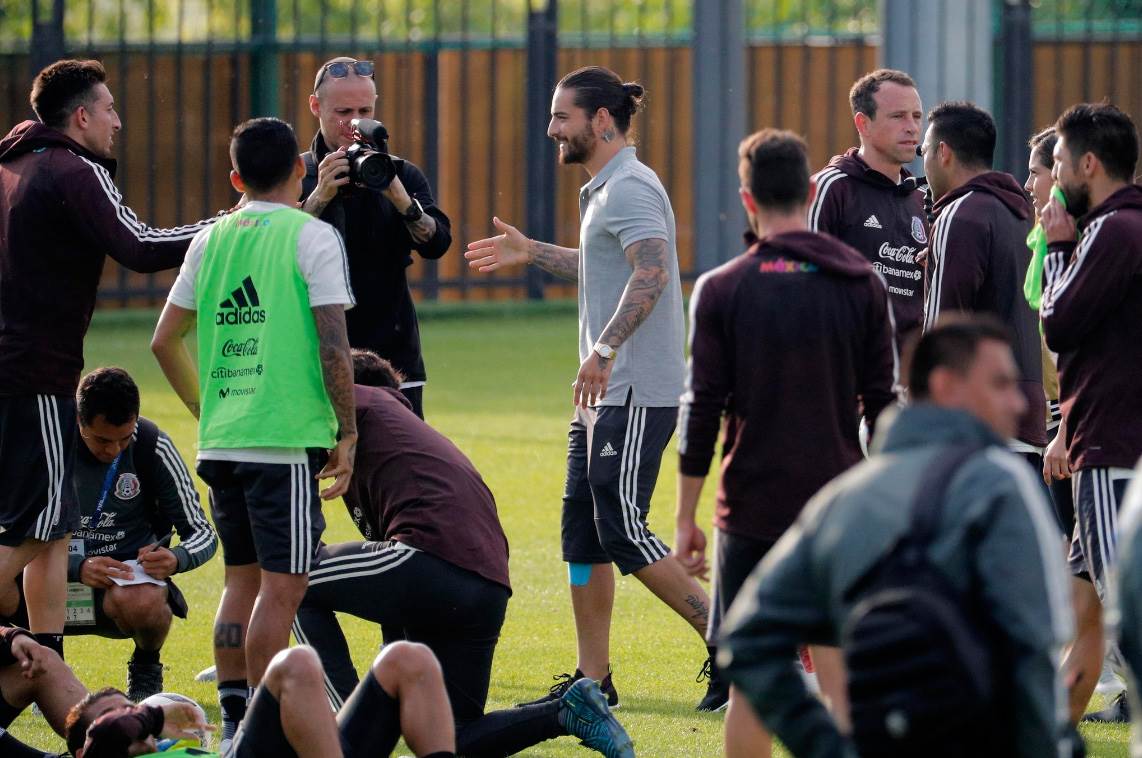Maluma visita a selección mexicana en su primer entrenamiento