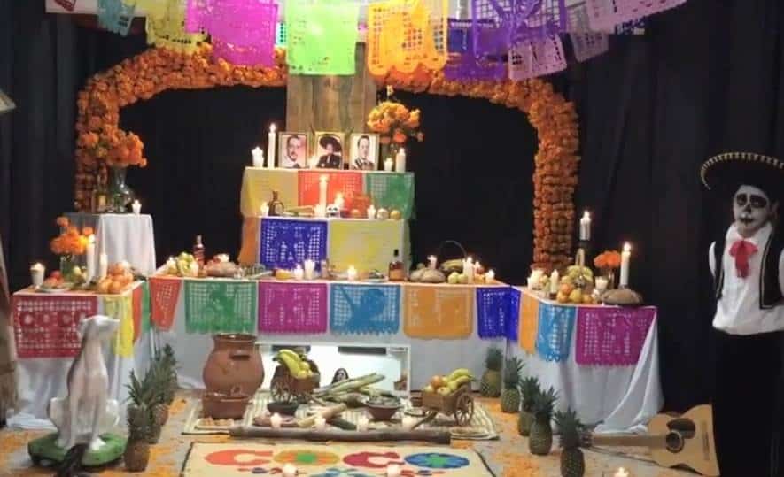 Primaria celebra Día de Muertos con altar de Coco
