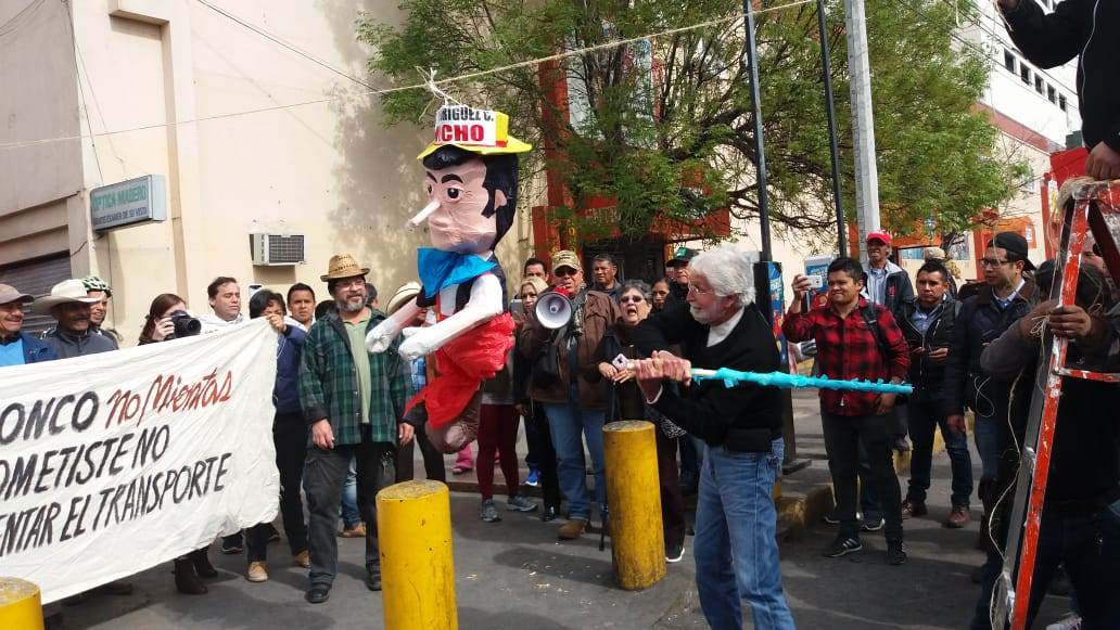 Apalean a piñata de El Bronco pinocho