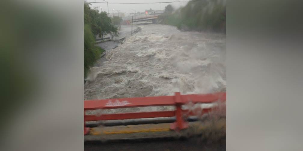 Se desborda Arroyo Topo Chico, en San Nicolás; hay cierres viales