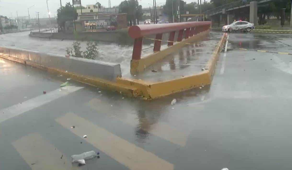 Se desborda arroyo Topo Chico