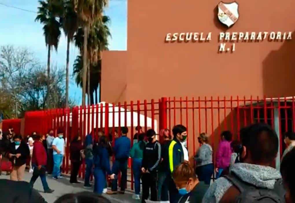 Se forman largas filas para trámites de pago en la Prepa 1