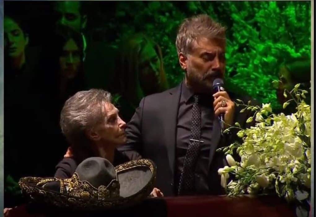 Alejandro Fernández canta en el funeral de su padre